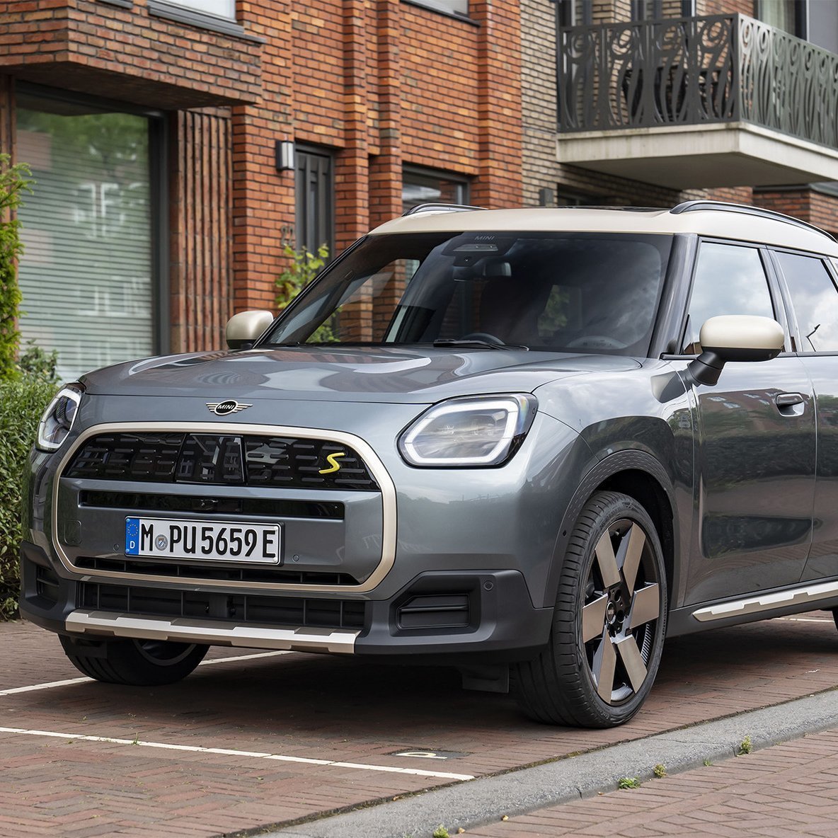 ミニ新型「カントリーマン」発表！人気のコンパクトSUVにBEVモデルも追加 | カーナリズム